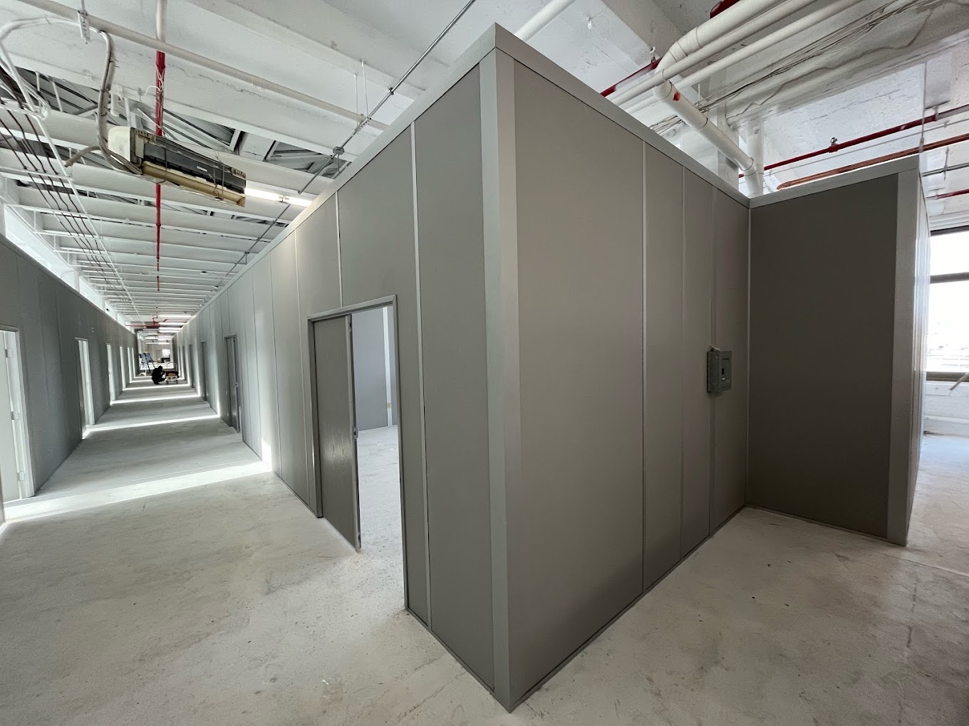 Freestanding Walls: Modular Applications in Office Spaces